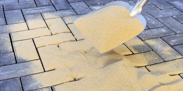 Jak wybrać odpowiedni piasek do kostki brukowej? • BudujeszDom.pl